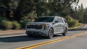 Kia Carnival 2025 – Nouveau look et moteur hybride de 242 chevaux au ...